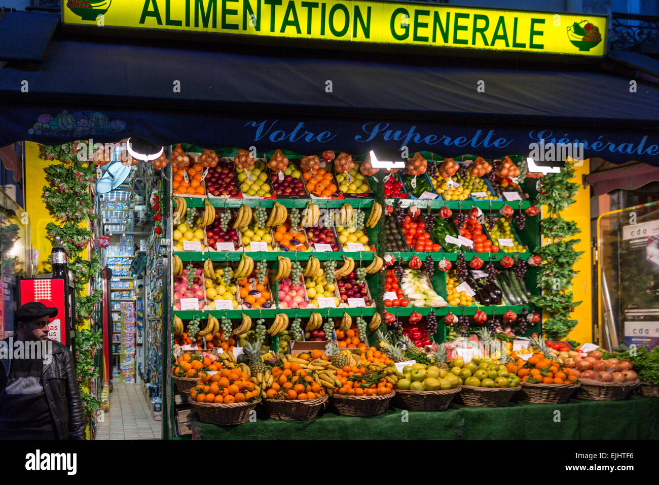 Magasin de fruits et légumes paris Banque de photographies et d’images ...