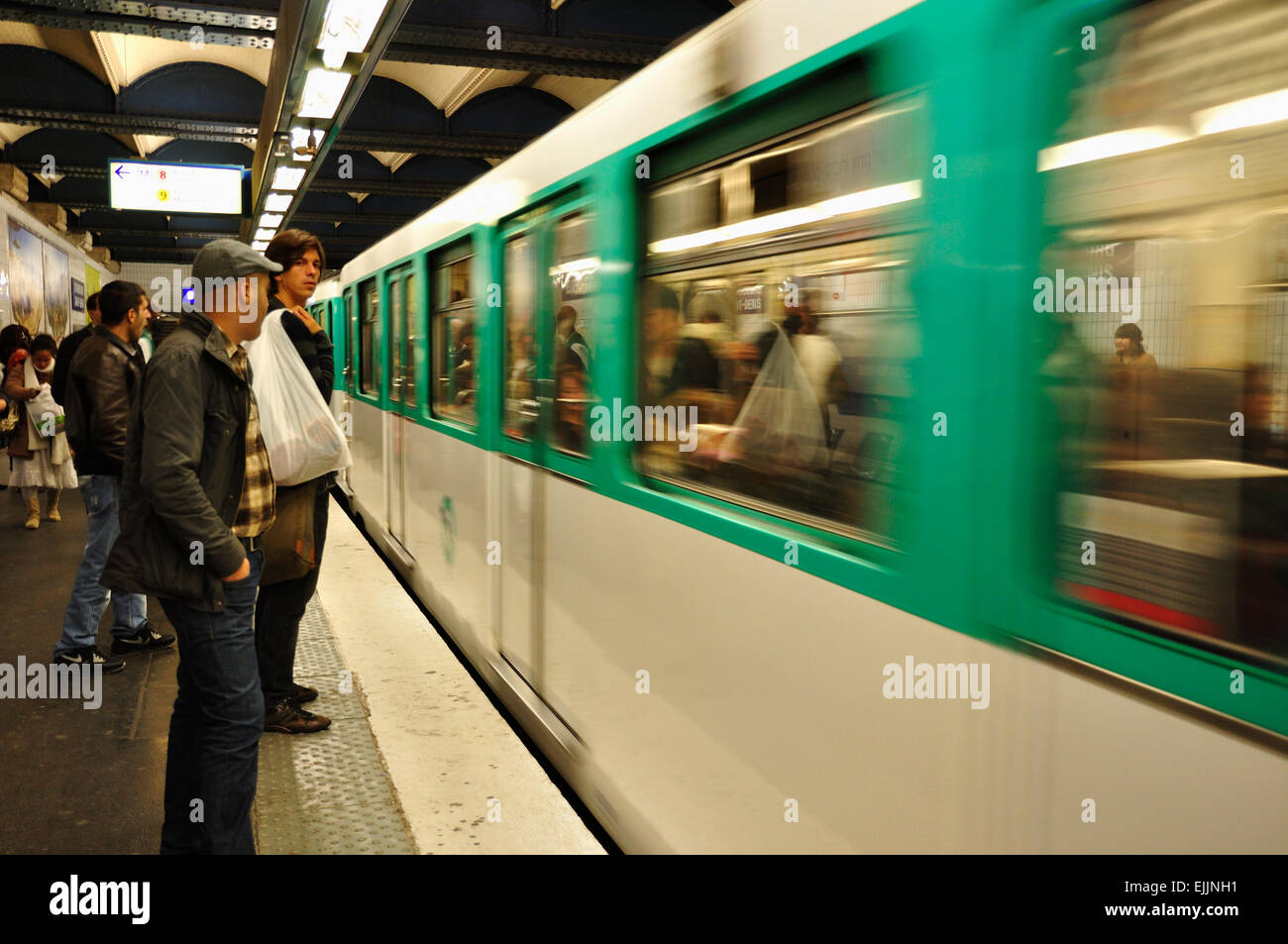 Metro station strasbourg saint denis Banque de photographies et d ...