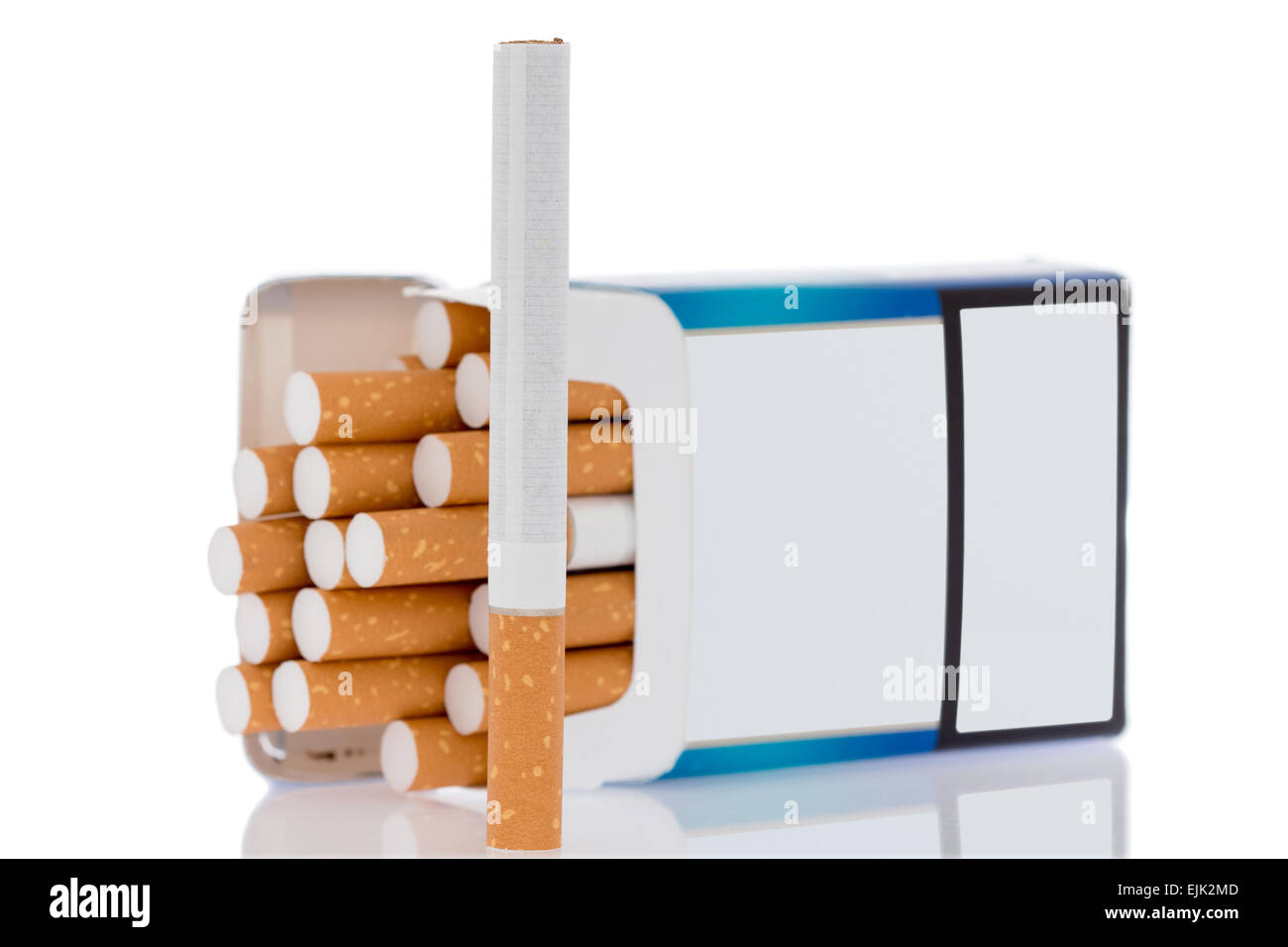 Fort de cigarettes, isolé sur fond blanc Photo Stock - Alamy