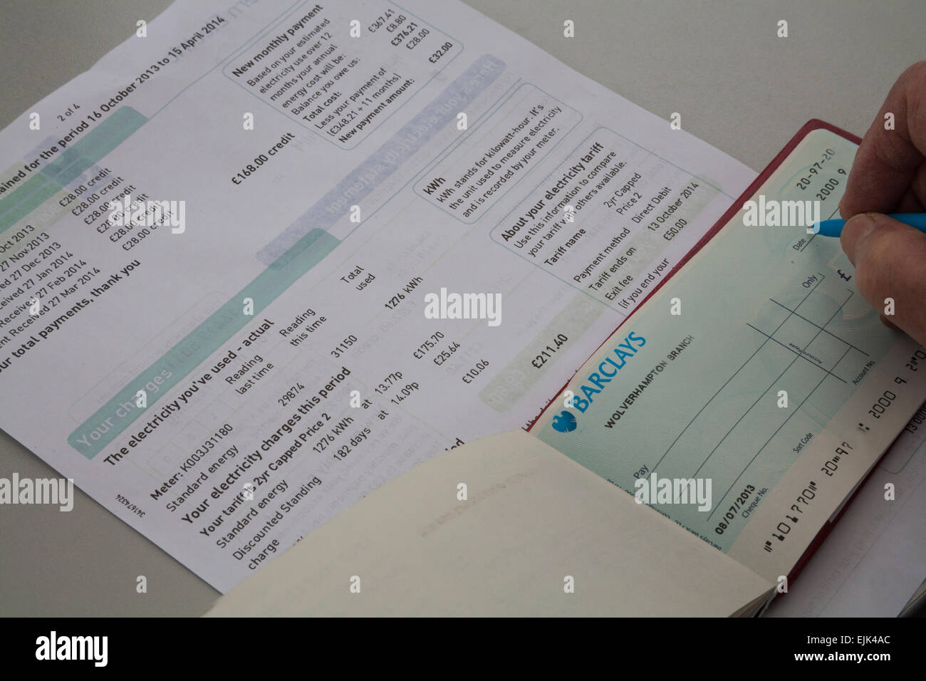 Chèque de retraité écrit Banque de photographies et d’images à haute ...