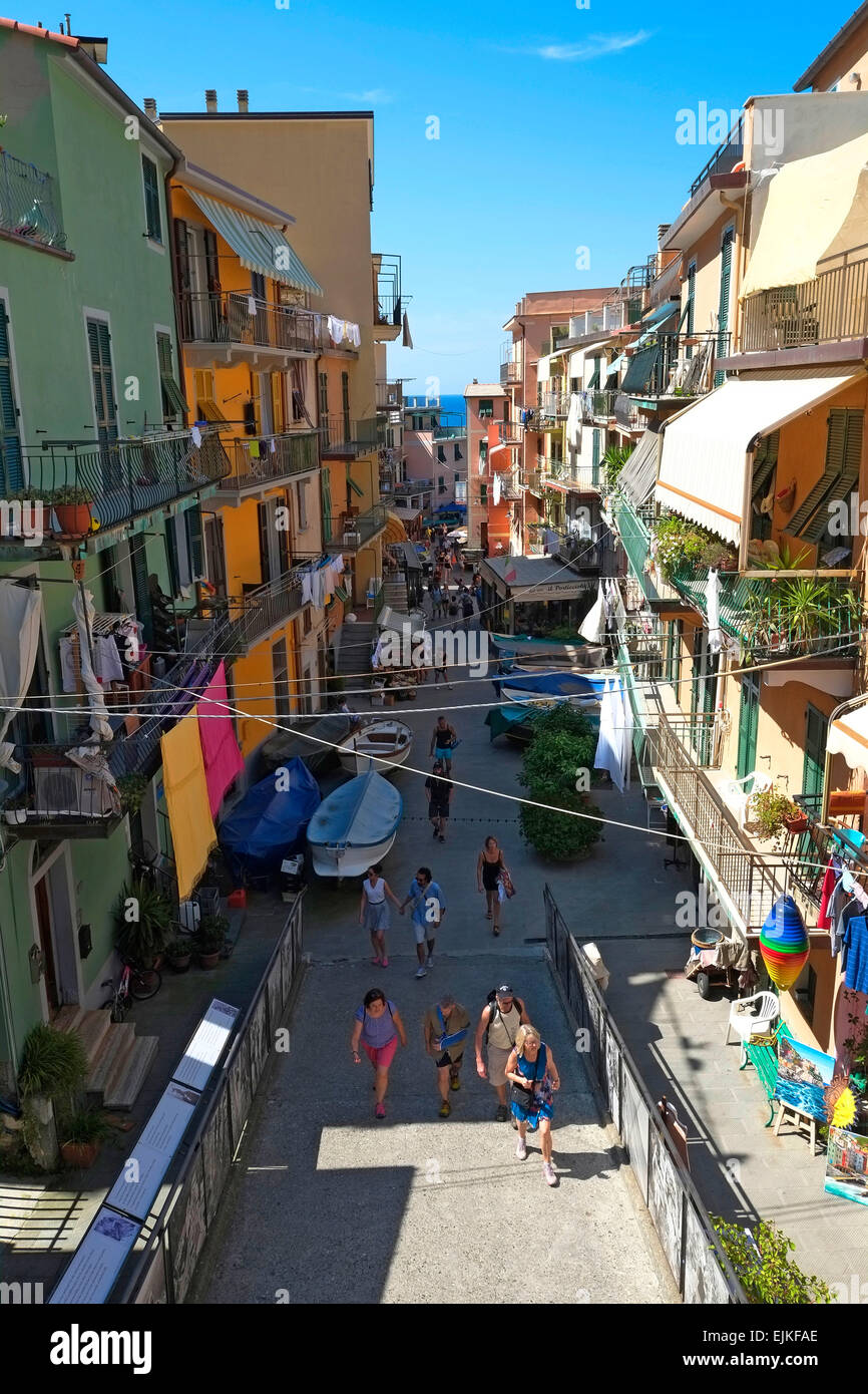Rue commerçante de Manarola Cinque Terre Italie Riviera Italienne ...