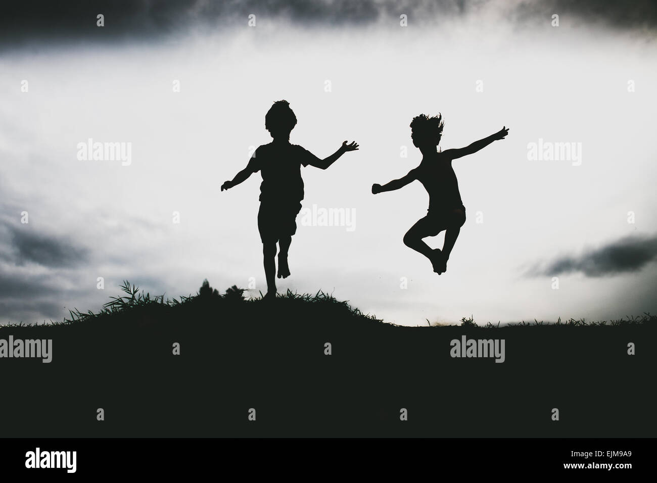 Silhouette Frère Et Soeur Banque De Photographies Et Dimages à Haute