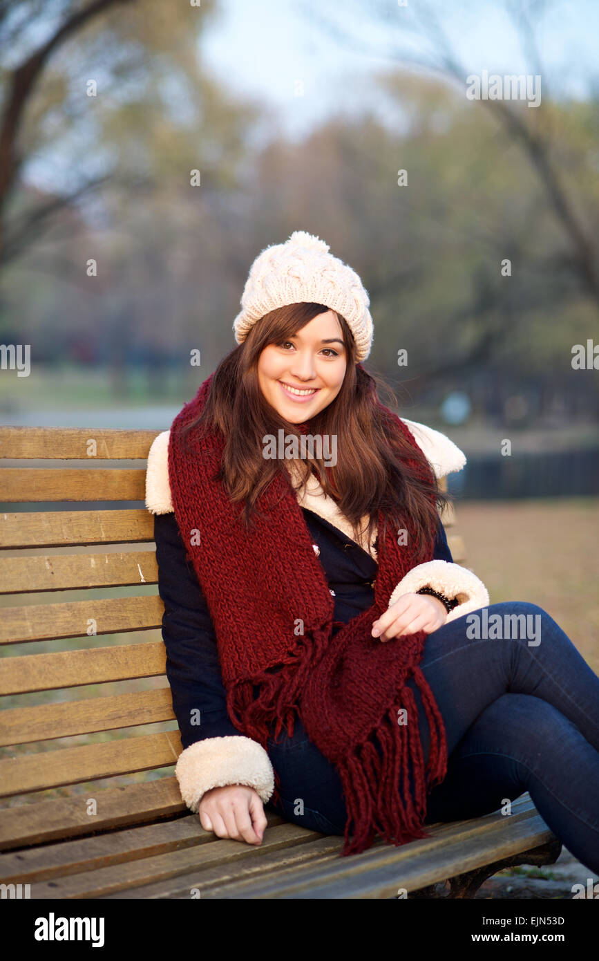 Jeune Fille Assise Sur Un Banc Banque De Photographies Et Dimages à