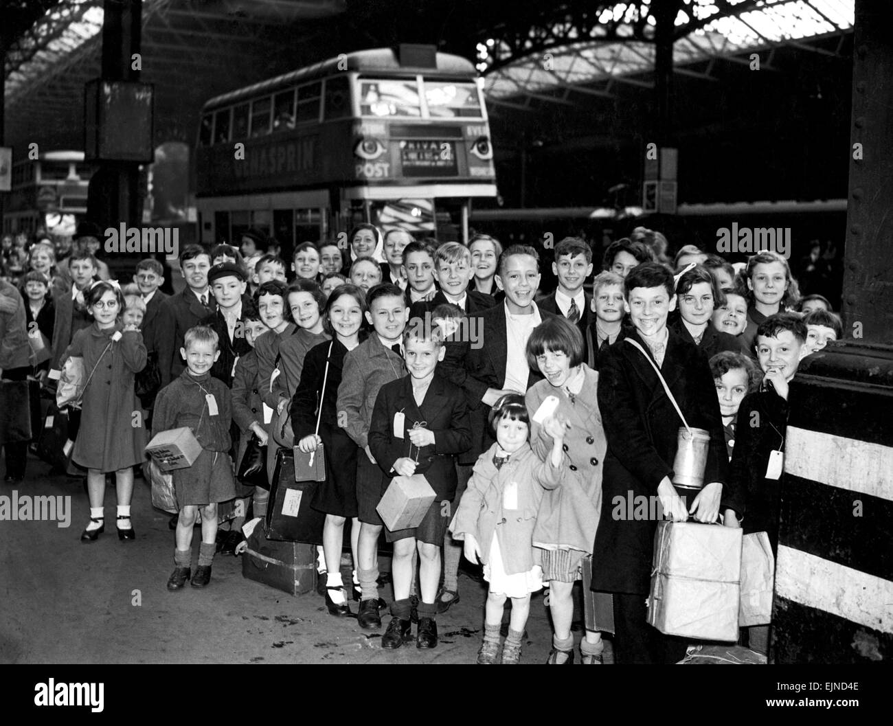 Groupe d'enfants à une gare de London prêt à partir pour la sécurité de ...