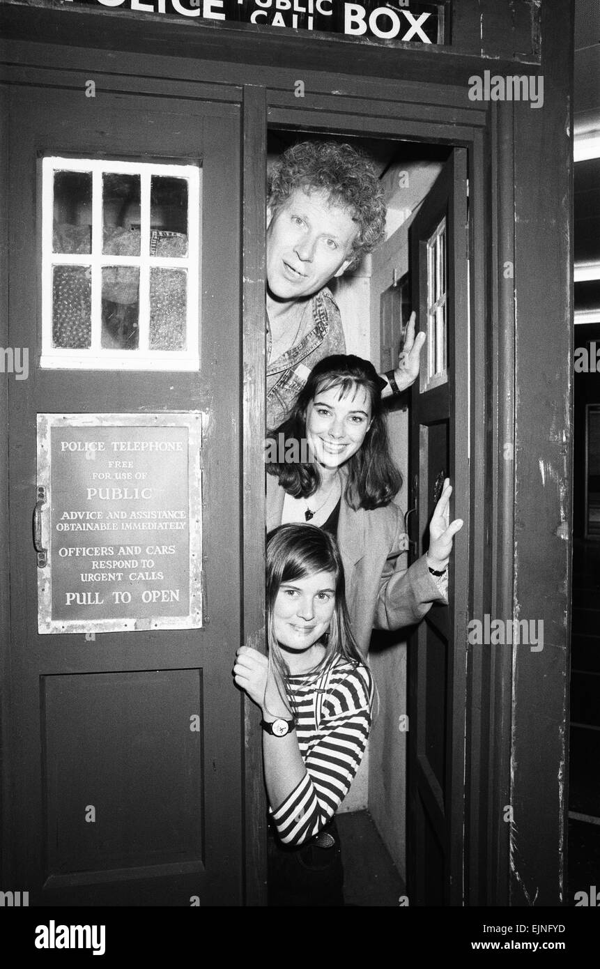 Colin Baker qui joue le 6ème médecin qui est vu ici avec ses assistants ...