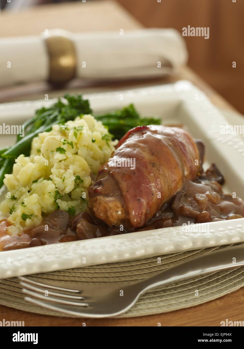 Repas de viande roulée farcie enrobé de bacon boeuf en sauce aux ...