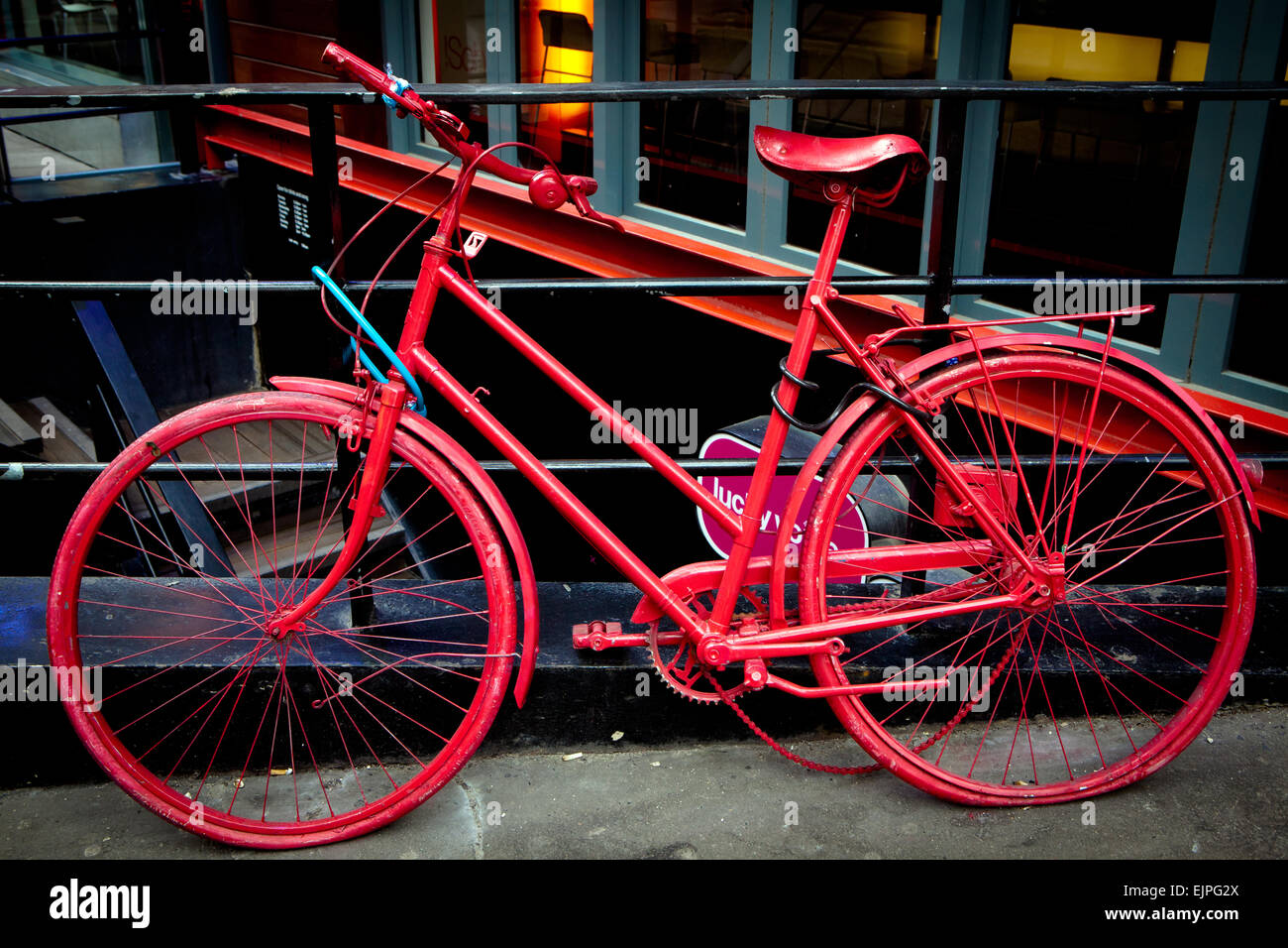 Vélo rouge Banque de photographies et d’images à haute résolution - Alamy