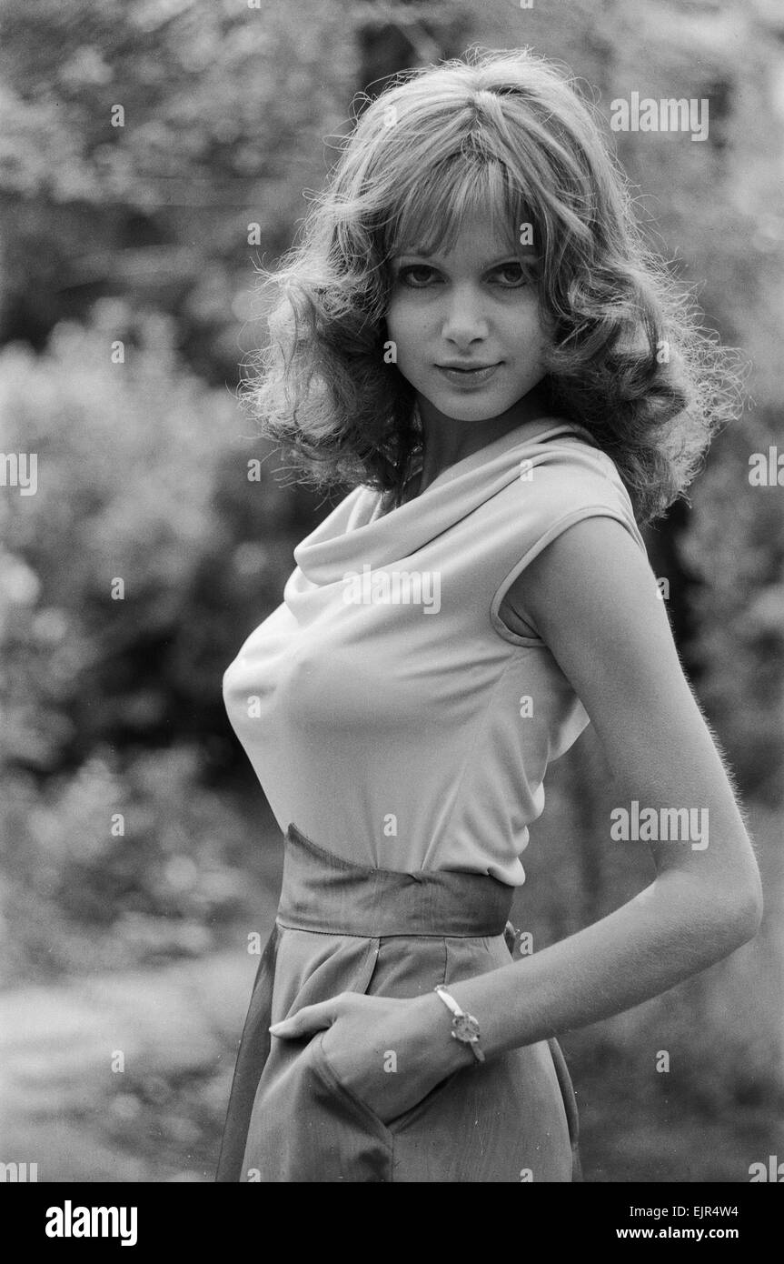 Actress madeline smith poses outdoors Banque de photographies et d’images à haute résolution - Alamy