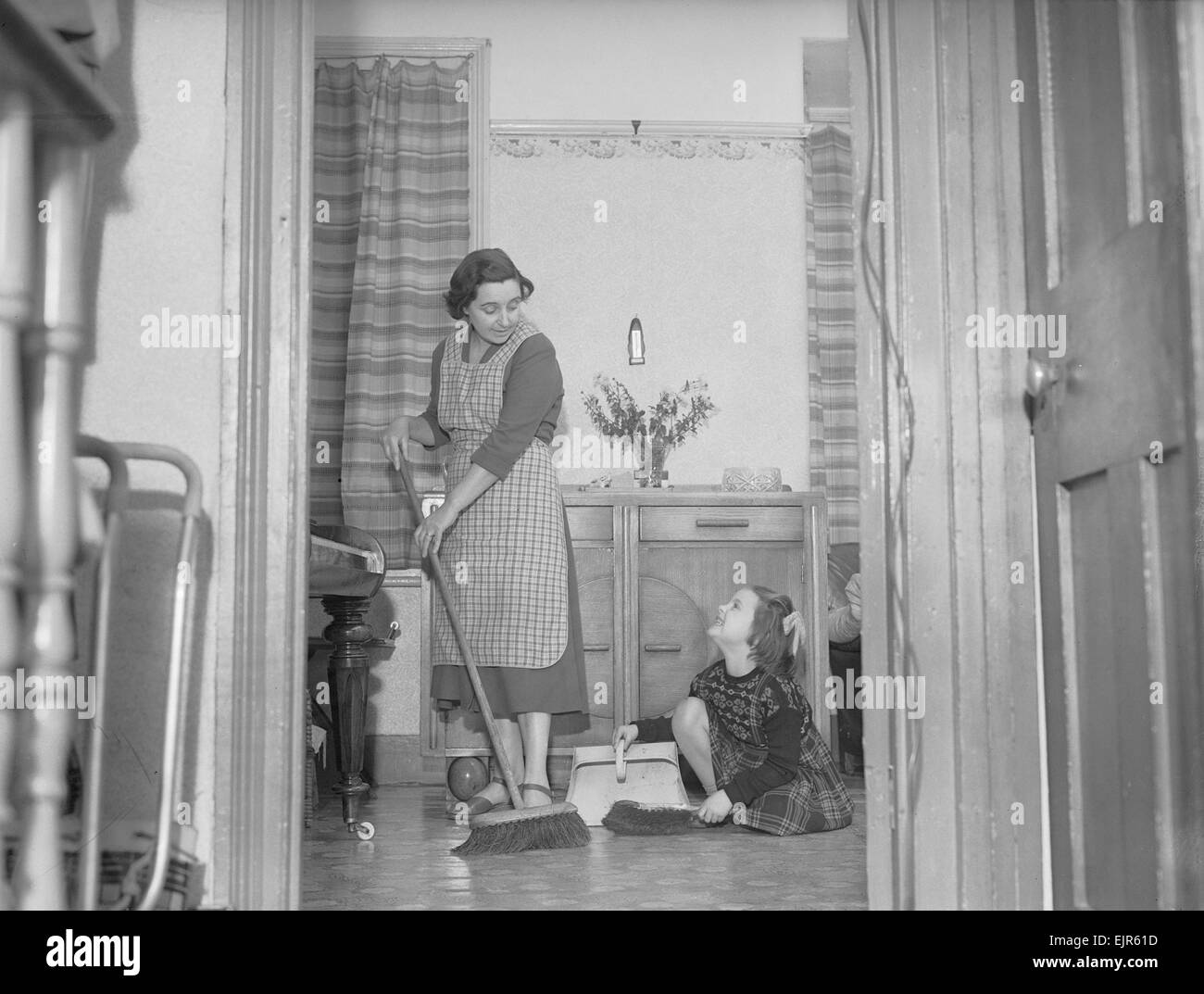 Rester à la maison mère Mme Mary Mackenzie vu ici bing aidé dans ses ...