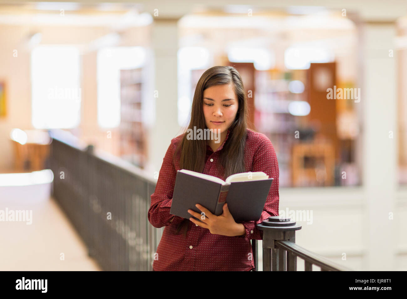 Indian lady college student book Banque de photographies et d’images à ...