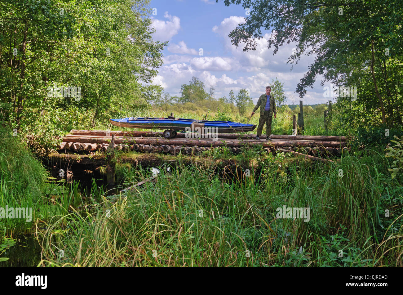 Transport de canots sur le chariot sur la route forestière de lac en ...