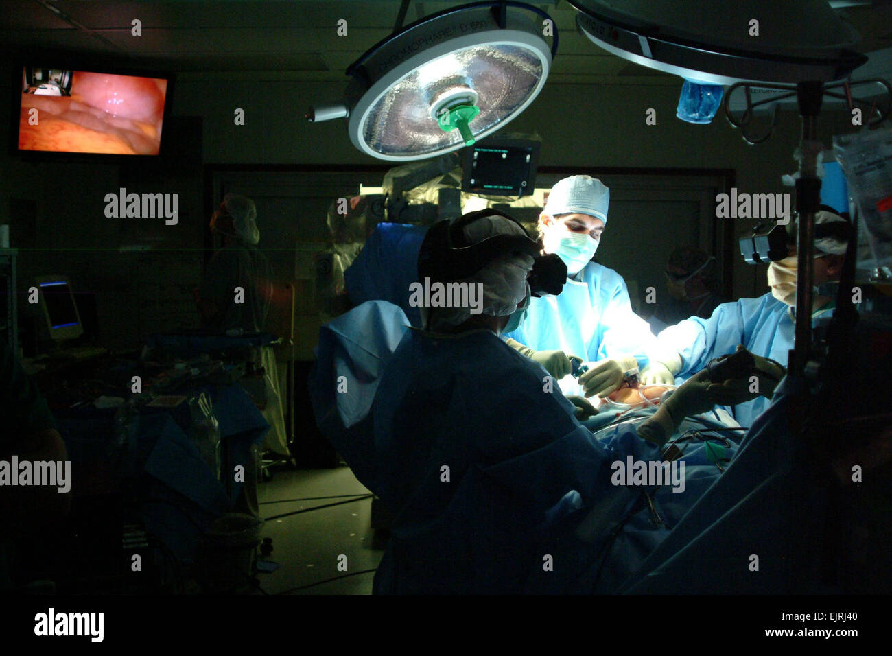 Une équipe médicale réalise trois dimensions la chirurgie mini-invasive ...