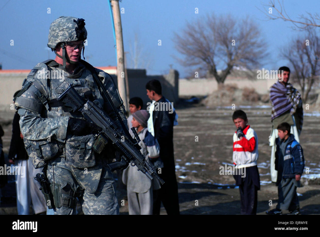 D'une patrouille à pied à travers une zone à Kaboul, Afghanistan ...