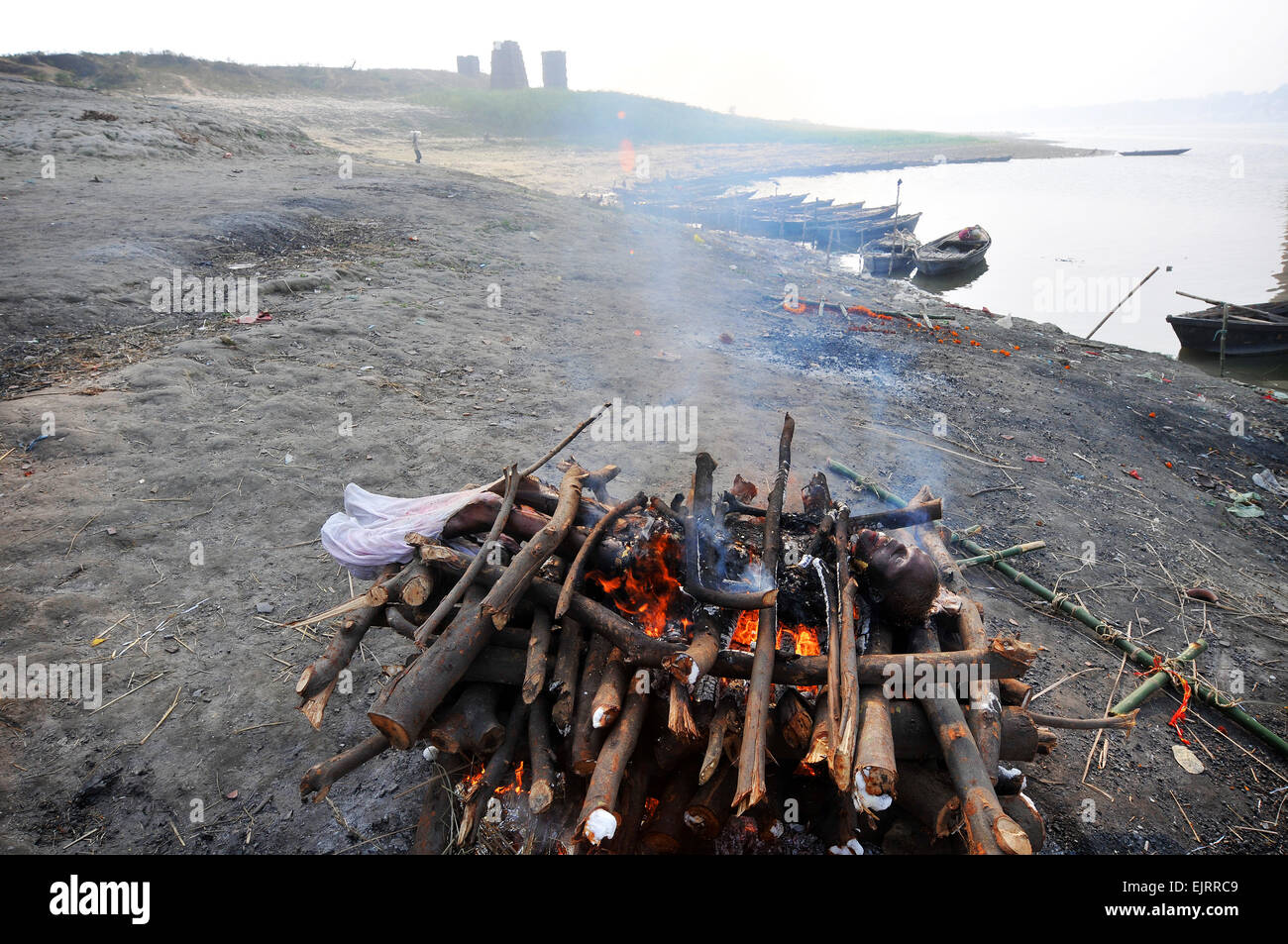 Funeral pyre ganges river Banque de photographies et d’images à haute ...
