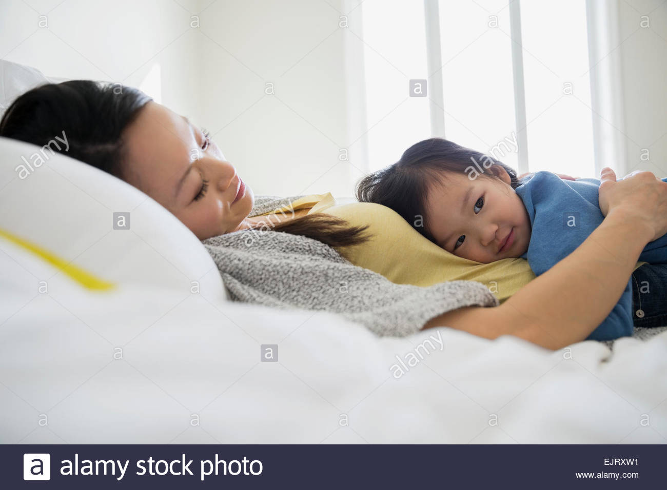 Fatigué de pose sur la fille sur le lit Photo Stock - Alamy
