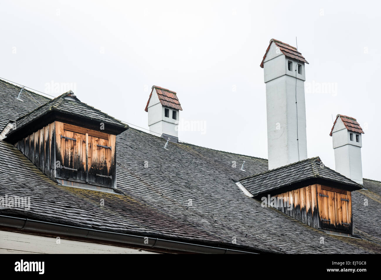 Toit et cheminée d'un château Photo Stock - Alamy