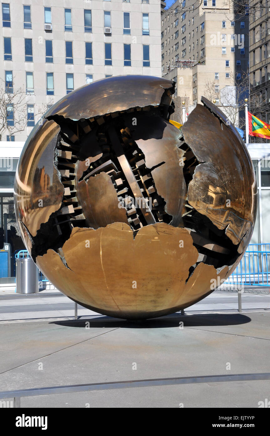 Statue de Globe, l'entrée au bâtiment des Nations Unies, New York, USA ...