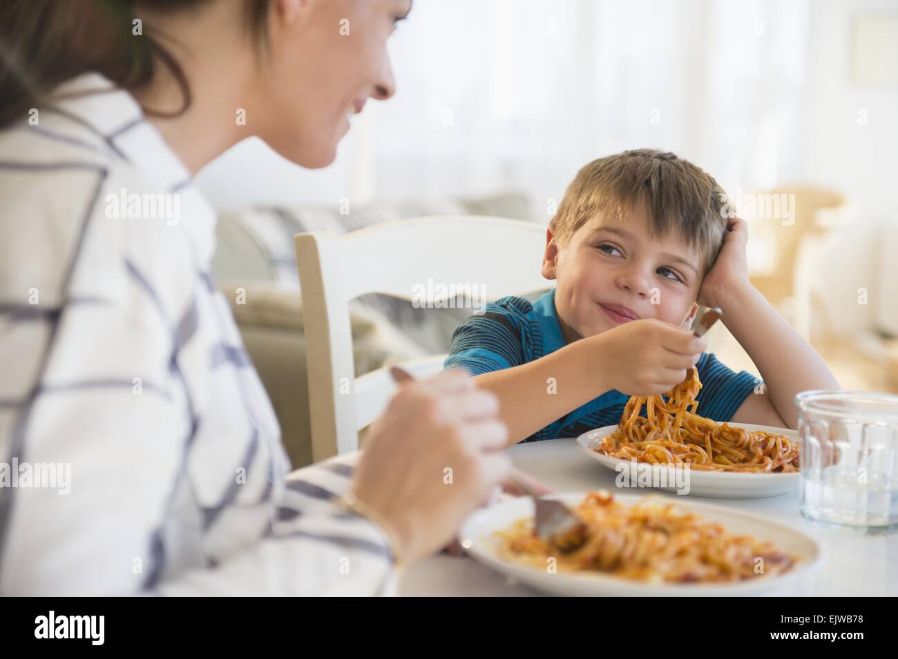 Enfant mangeant des spaghettis Banque de photographies et d’images à ...