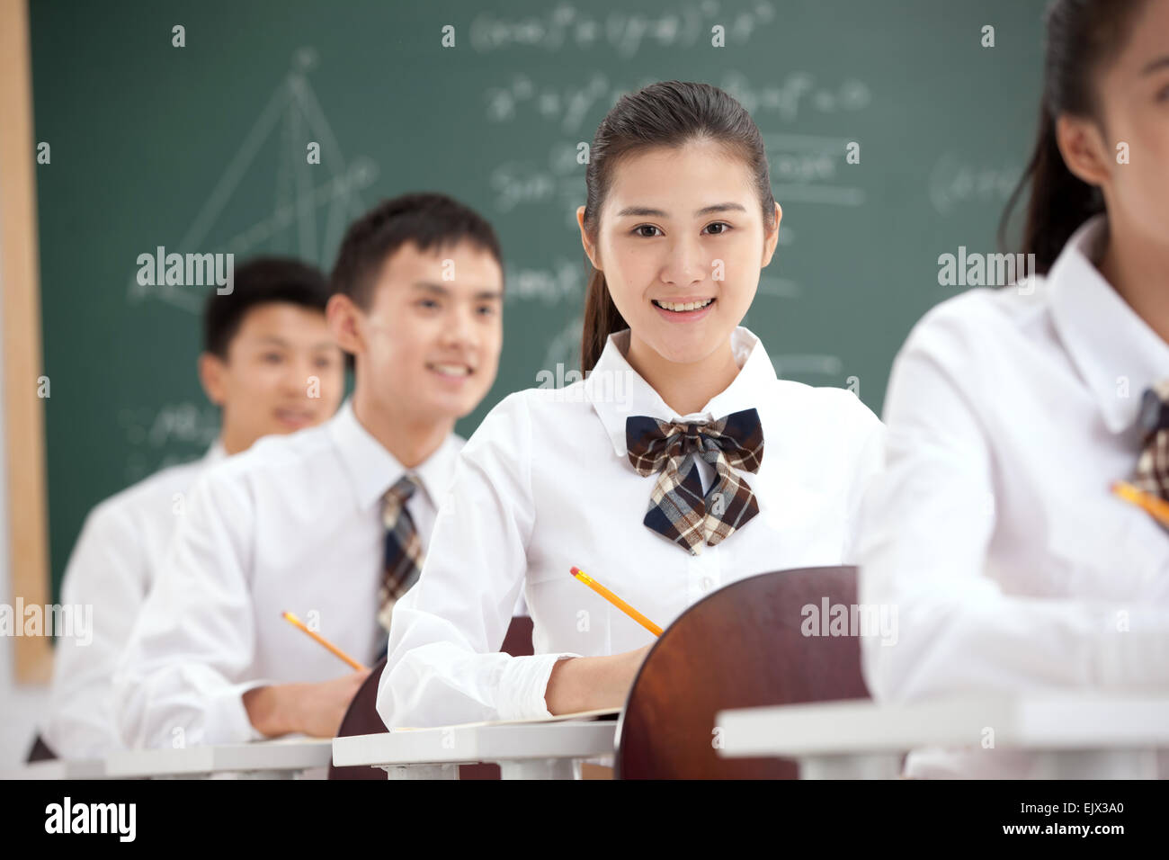 Les élèves du secondaire dans la salle de classe en classe Photo Stock ...