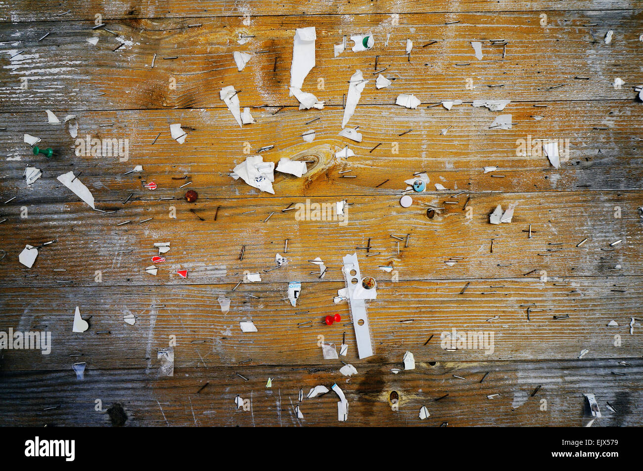 En bois jaune d'affichage pourri avec de vieux boutons rusty office et ...