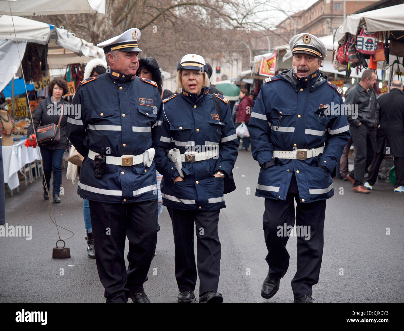La patrouille de la police italienne un marché de rue à Rome Photo ...