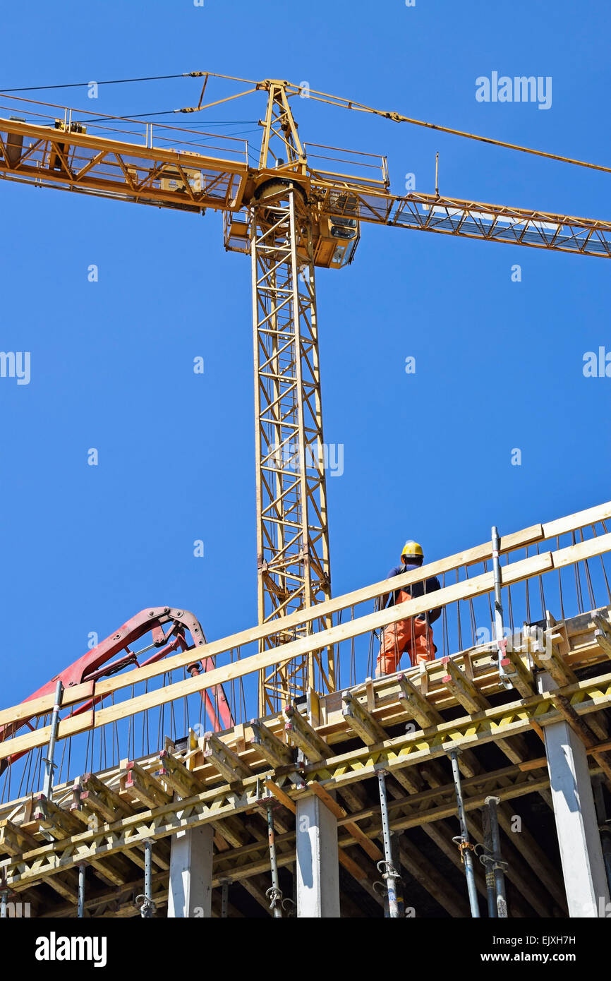 Grue a tour à la construction d'un nouveau bâtiment Photo Stock - Alamy