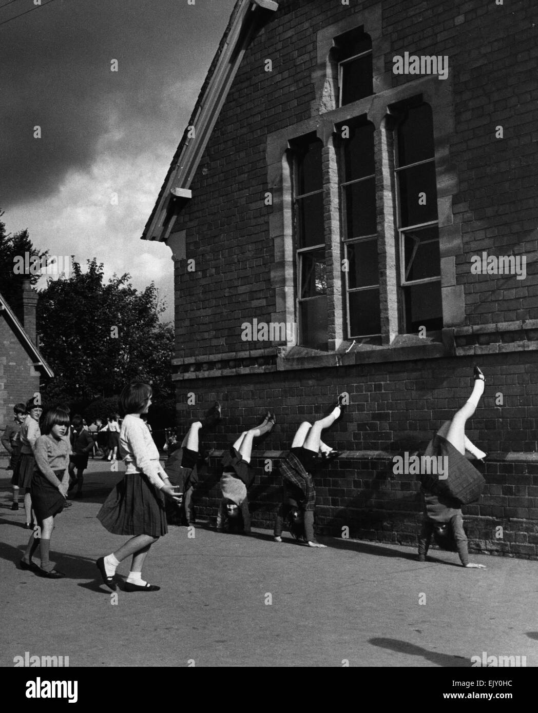 école cour Banque d'images noir et blanc - Alamy