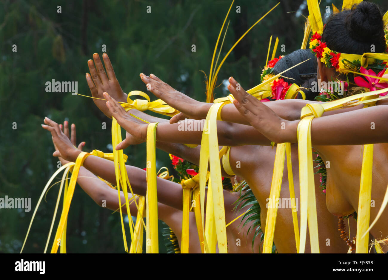 Girls in traditional clothing yap Banque de photographies et d’images à ...