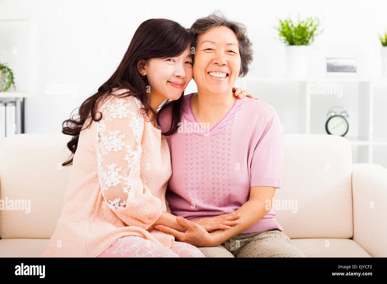 Asian Mom Daughter Hug Banque De Photographies Et Dimages à Haute