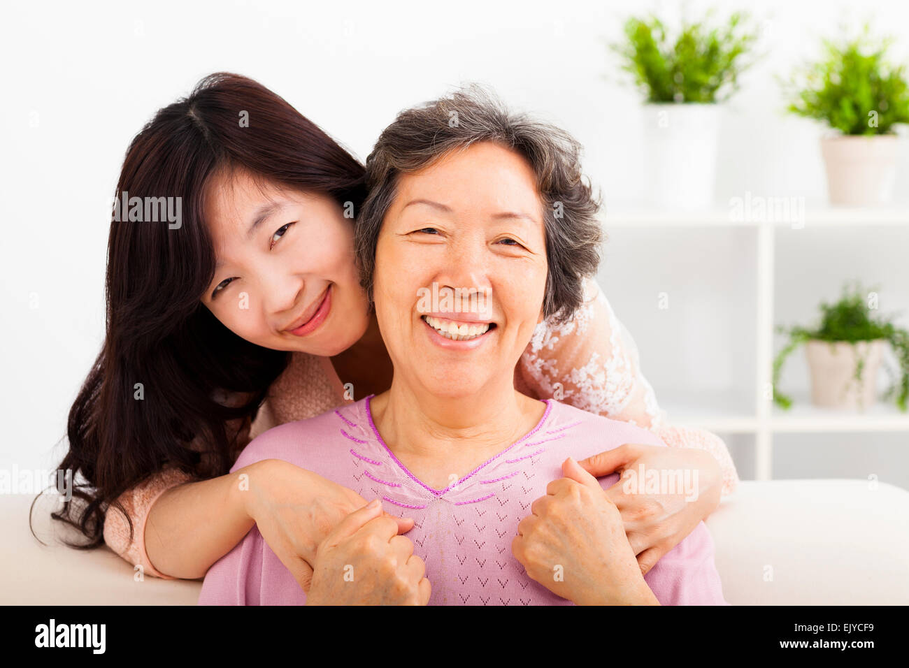 Asian Mom Daughter Hug Banque De Photographies Et Dimages à Haute