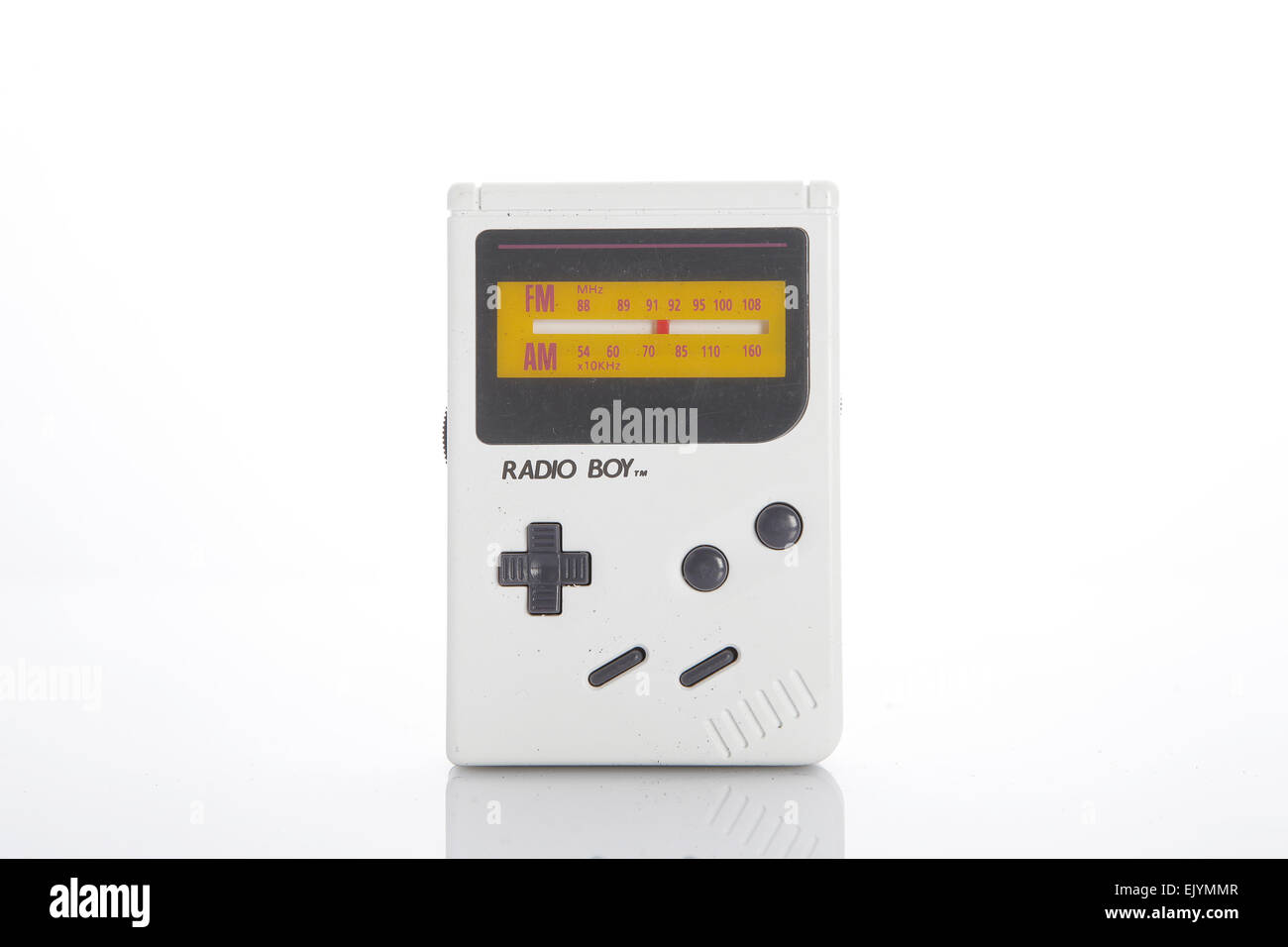 Et ancien, vintage, blanc sur fond blanc radio gameboy Photo Stock - Alamy