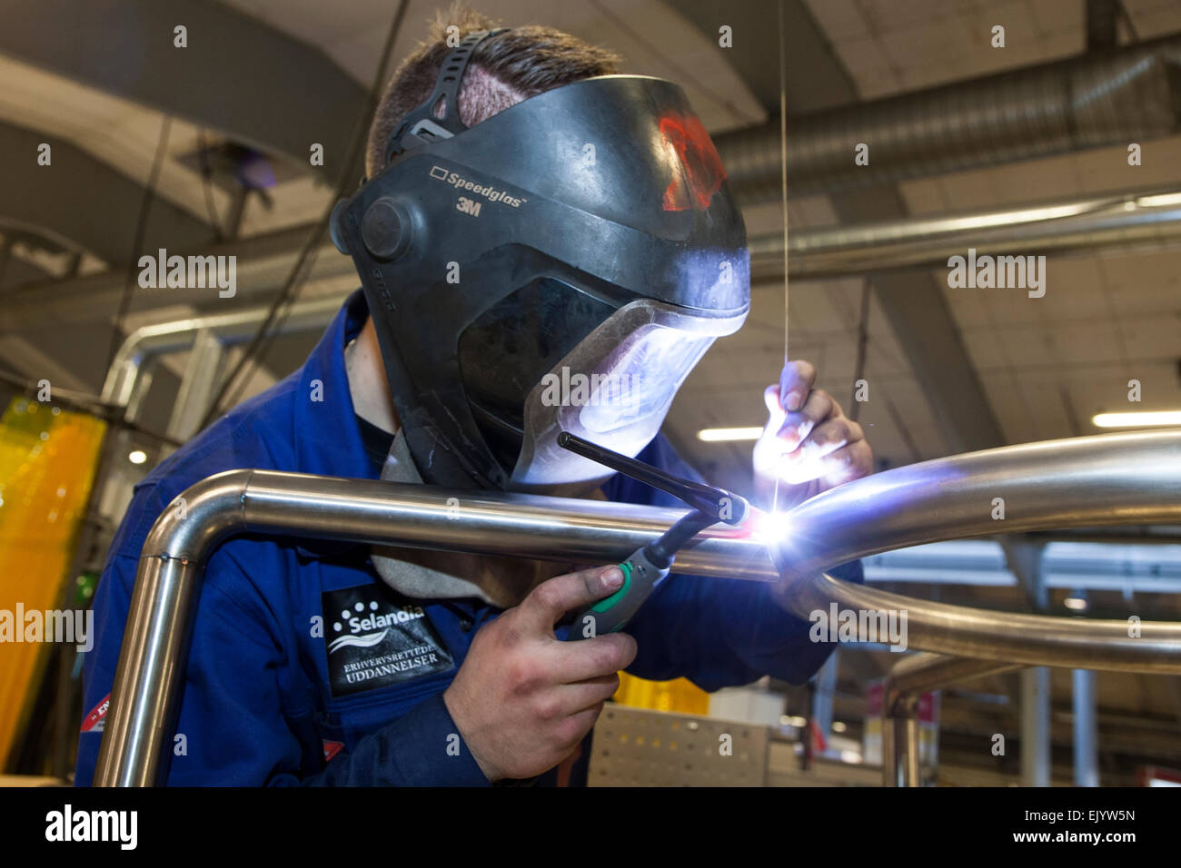 Soudage TIG forgeron des tuyaux en acier inoxydable Photo Stock - Alamy