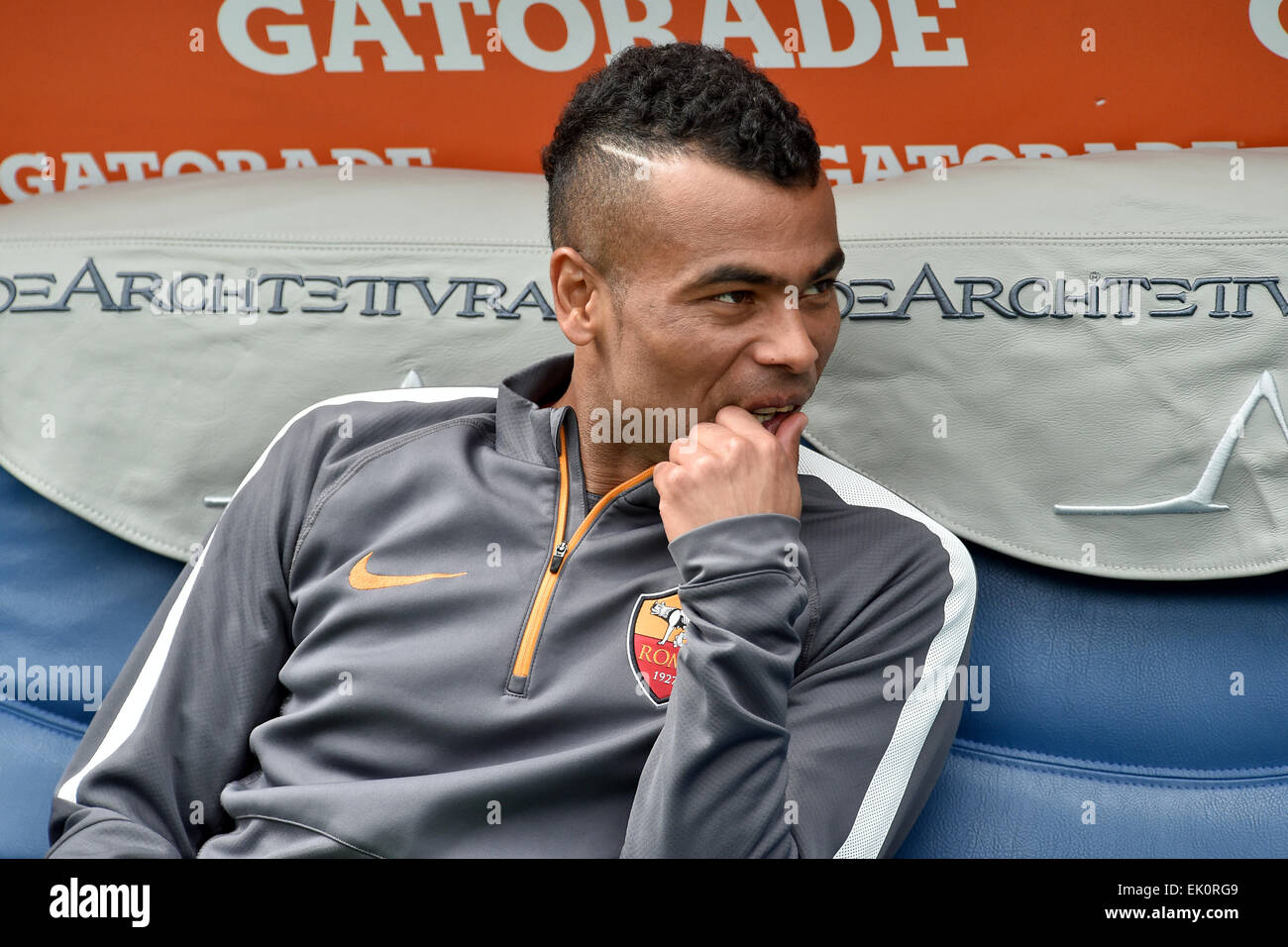 Ashley cole sur le banc Banque de photographies et d’images à haute ...