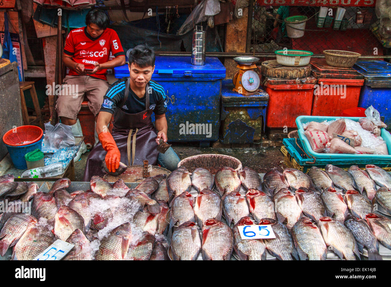 Vendeuse de poisson poissonnier Banque de photographies et d’images à ...