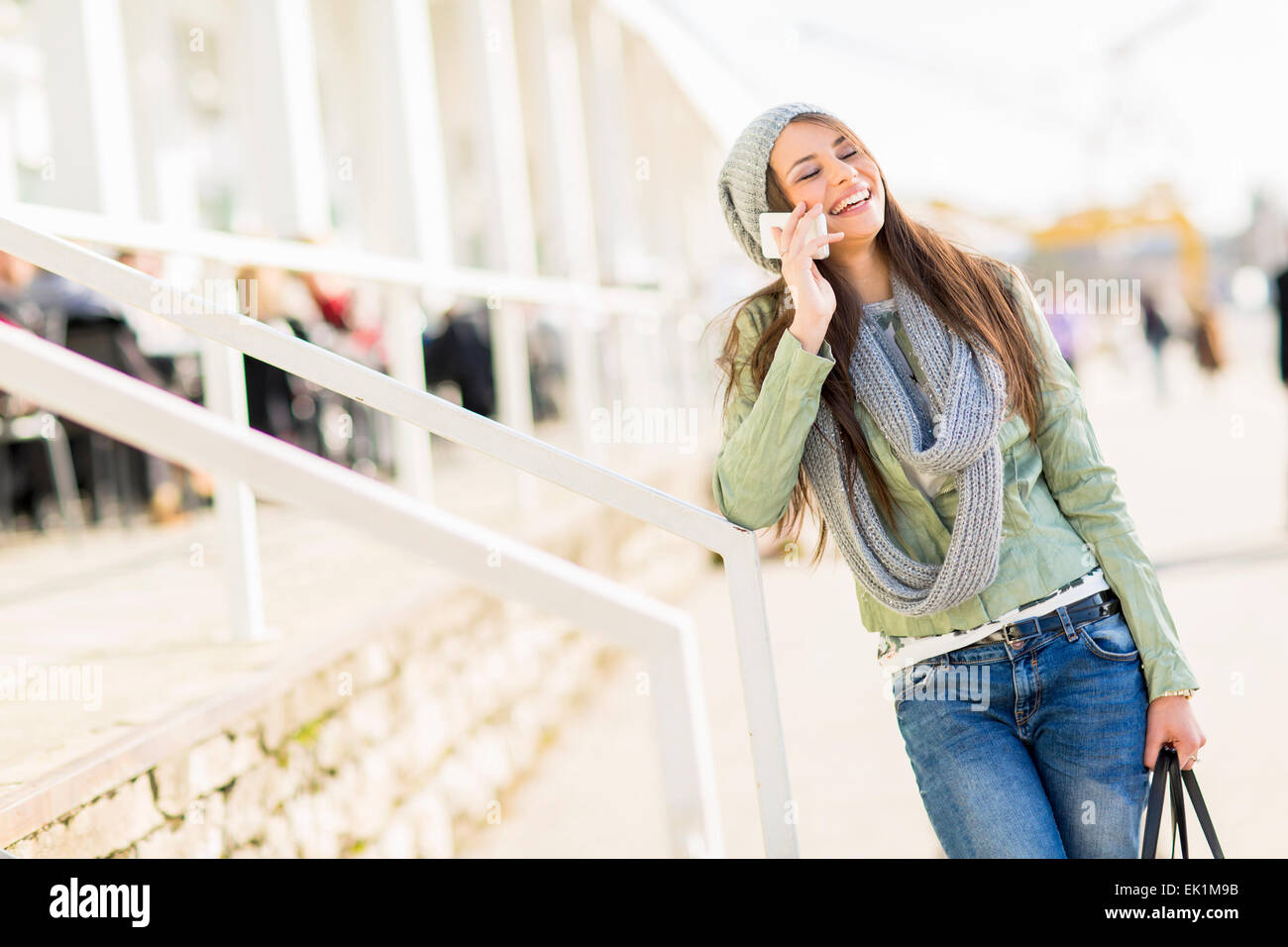 Young woman cellphone Banque de photographies et d’images à haute résolution - Alamy