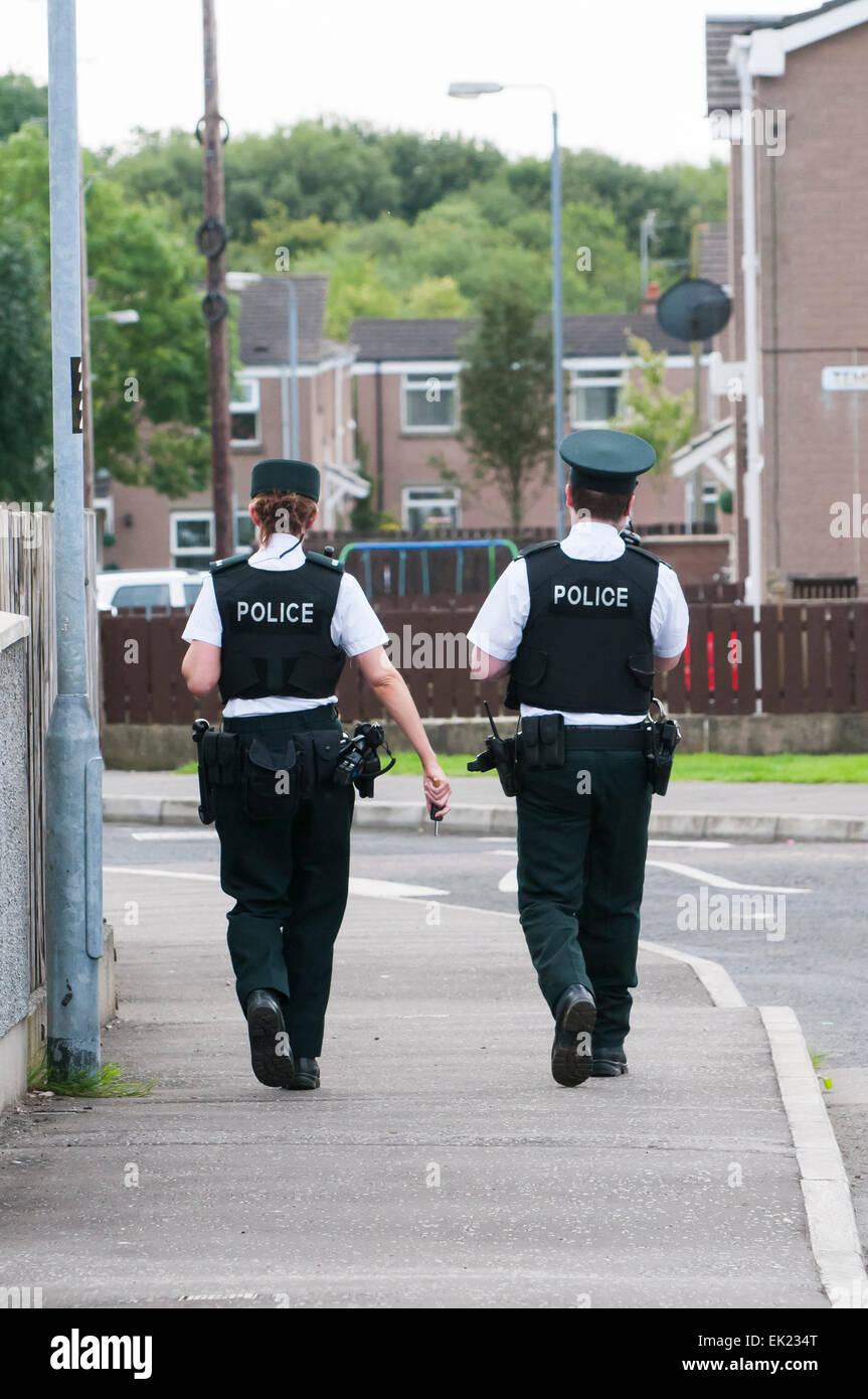 Les agents de police masculins et féminins en marchant le long du ...