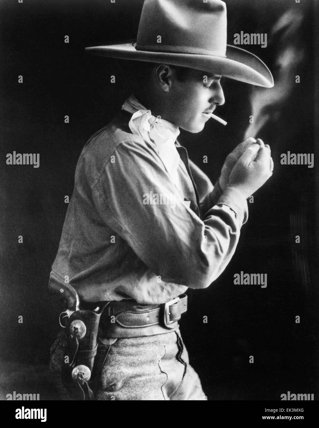 Cowboy smoking cigarette Banque d'images noir et blanc - Alamy