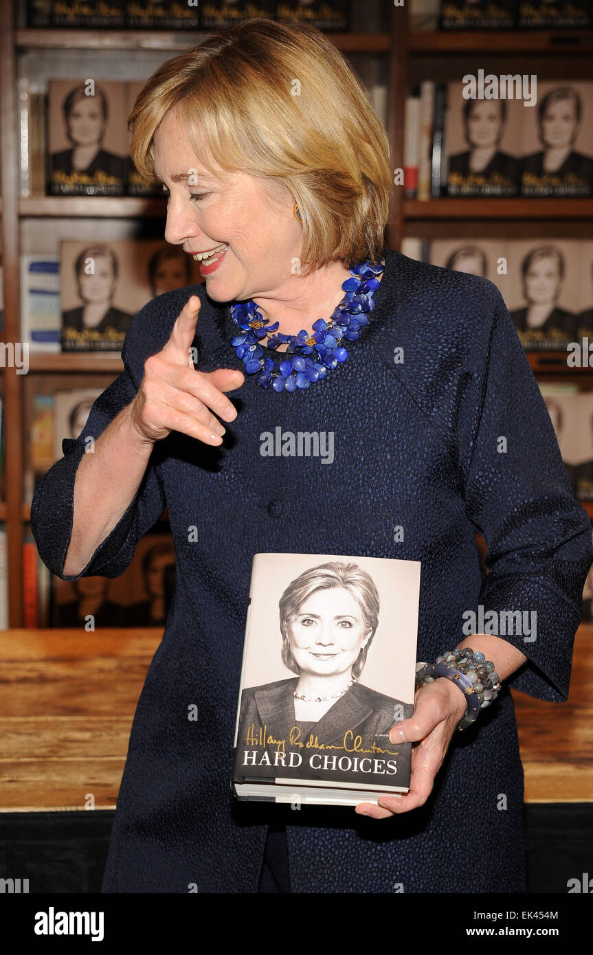 Hillary Clinton signe des exemplaires de son livre intitulé "Choix ...