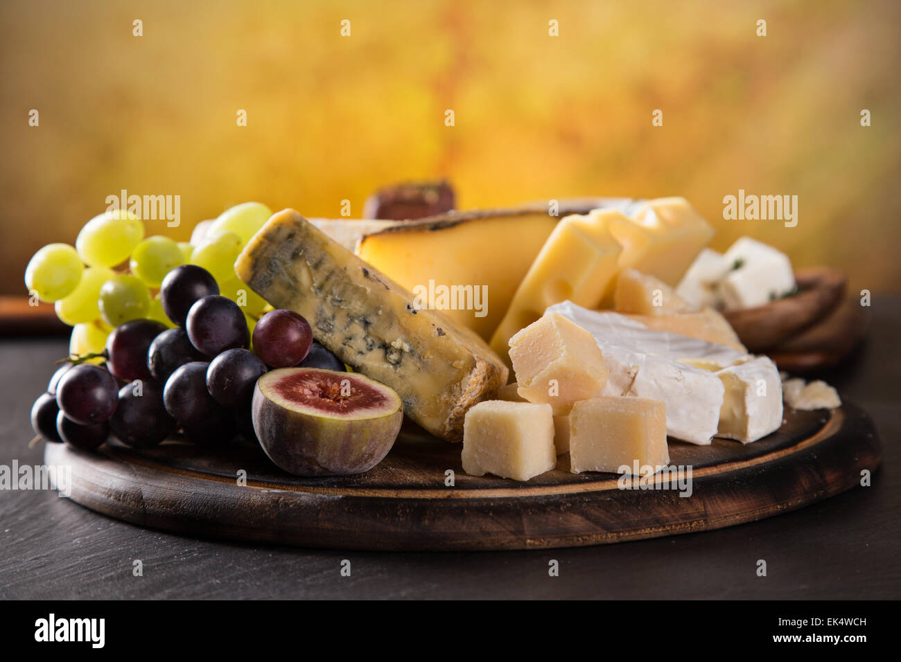 Différents types de fromage sur table en pierre, la nature morte Photo ...