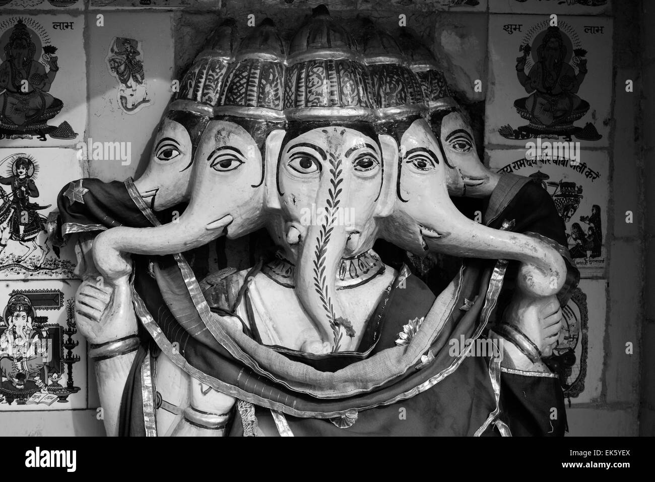 Idole symbole religieux Banque d'images noir et blanc - Page 2 - Alamy