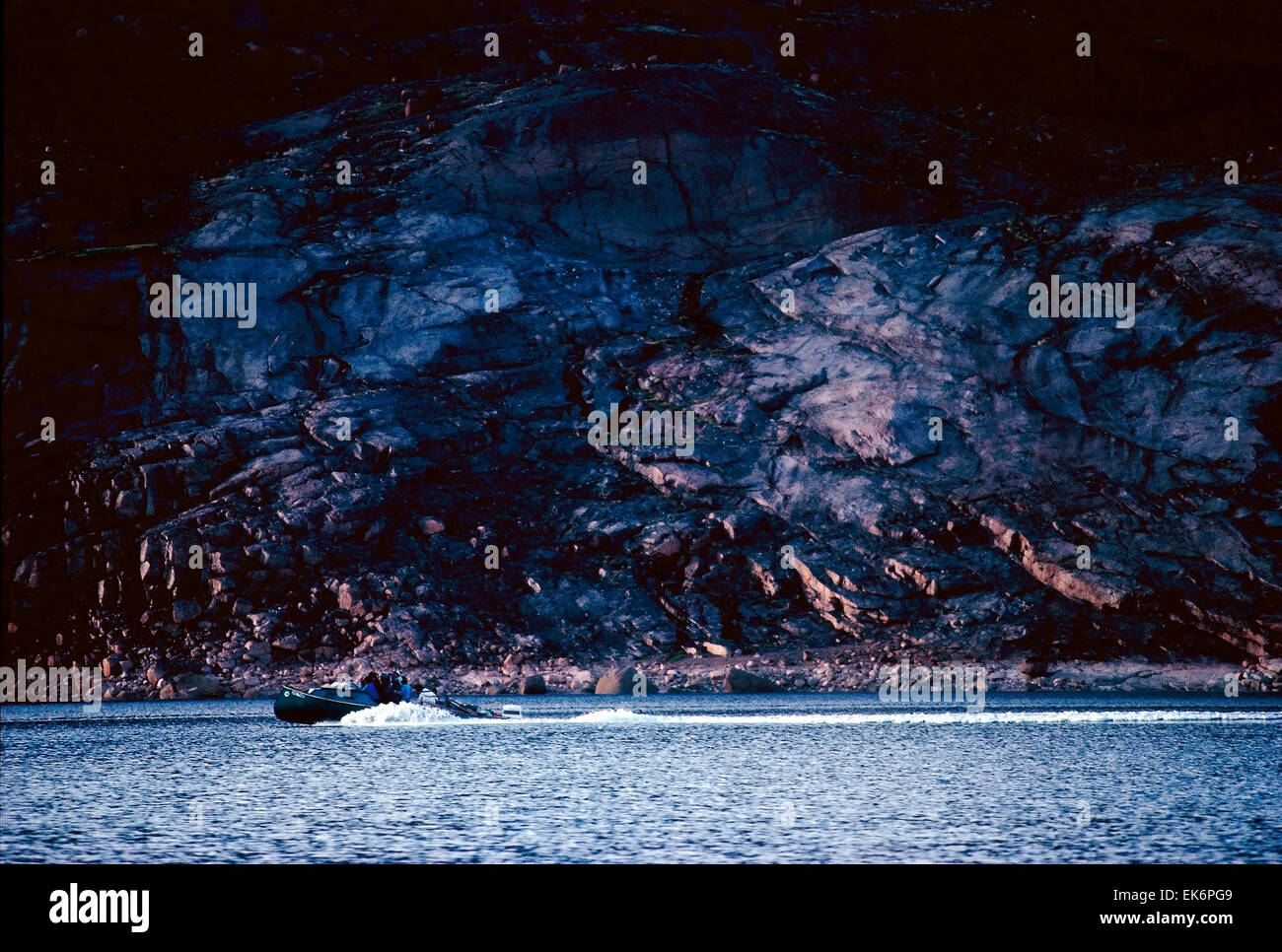 Voyages en famille par les Inuits Inuit canot de fret au cours de la ...