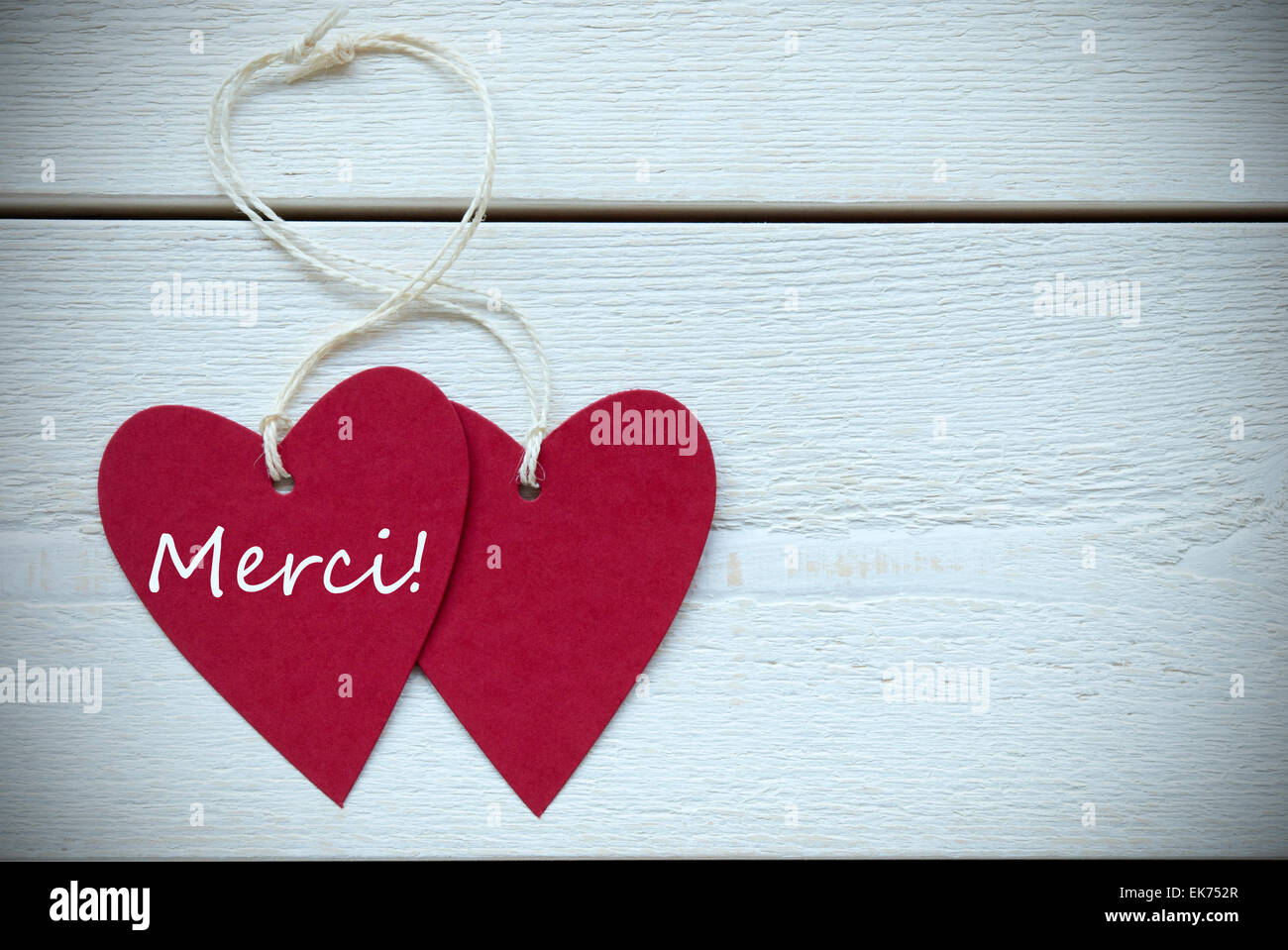Deux coeurs rouges Label avec ruban blanc sur fond de bois blanc avec ...