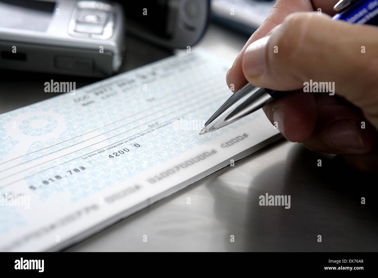 Firmar un chèque. Signer un chèque bancaire Photo Stock - Alamy