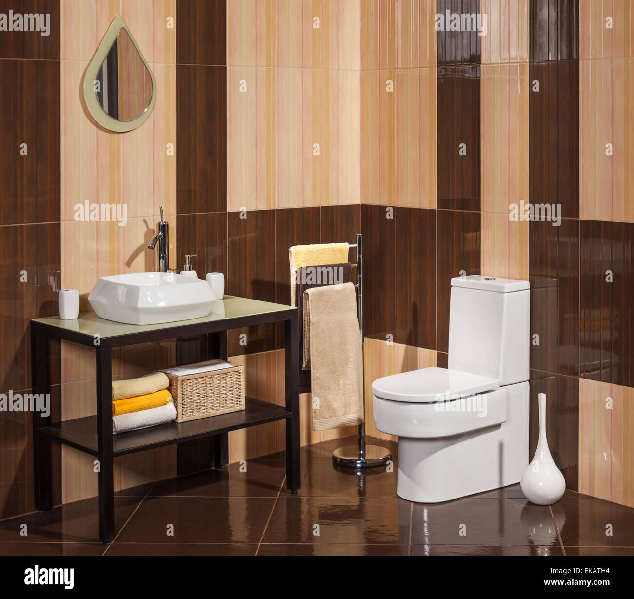Détail d'une salle de bains moderne avec lavabo, toilettes et sèche ...