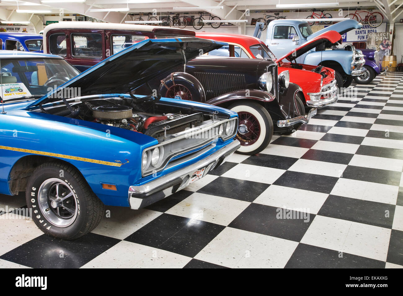 Les rangées de voitures anciennes entre les années 1940 et 1970 sont ...