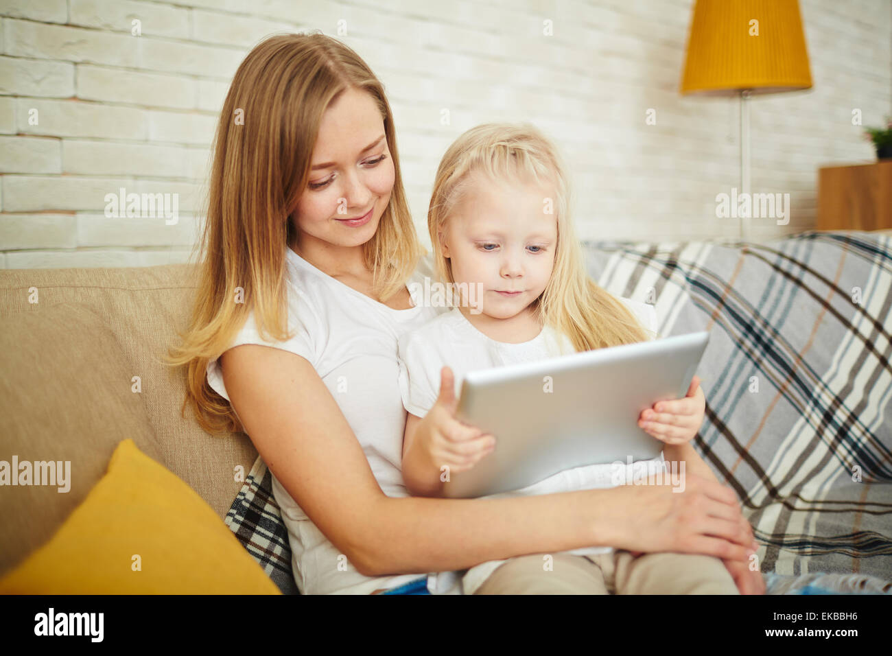 Femme Avec Enfant Sur Les Genoux Banque De Photographies Et Dimages à