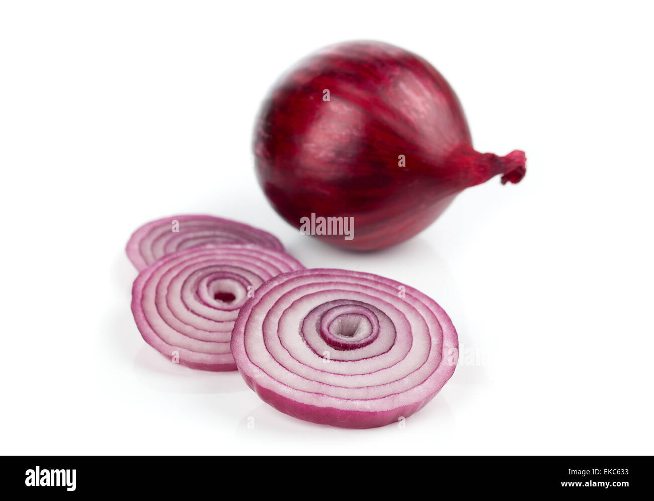 Oignons rouges sur fond blanc Banque de photographies et d’images à ...