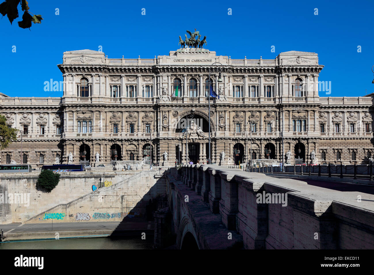 Palais de justice et pont umberto i italy Banque de photographies et d ...