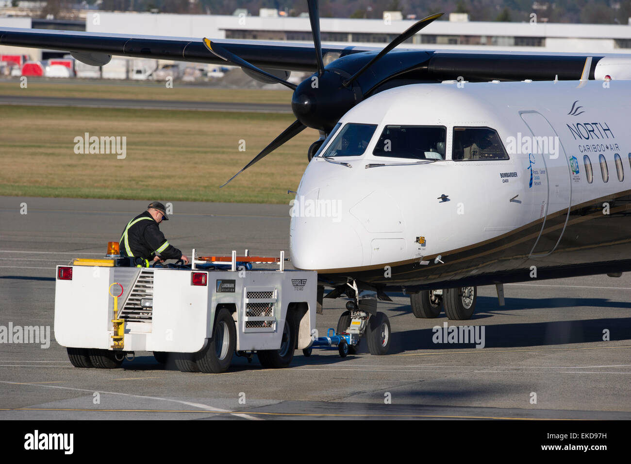 Voiture Pushback tirant une avion, l'Aéroport International de ...