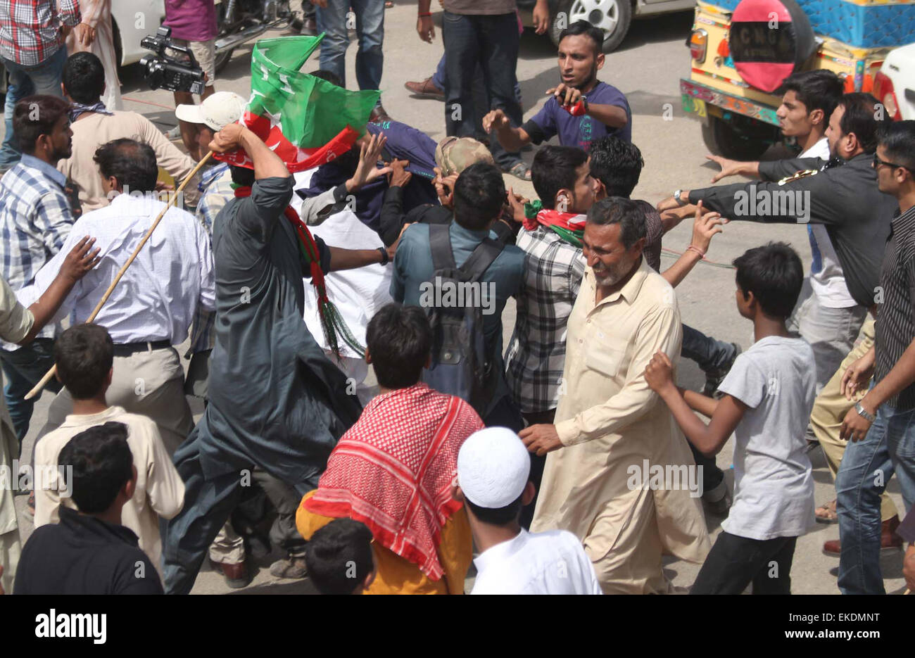 Des militants du MQM PTI et affrontements avec les uns les autres près ...